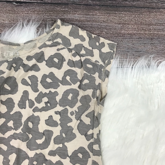 LOFT | Tops | Loft Cream Grey Print Cap Sleeve Zipper Back | Poshmark